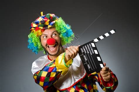 영화 클래퍼 보드를 들고 있는 광대 사진 무료 다운로드 Lovepik