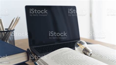책이나 교과서를 읽거나 쓰기 위해 노트북을 사용하는 학생 교육 학습 및 학습의 성공 아이디어 비즈니스 기술 교육 과정 지식과 인지 개념 0명에 대한 스톡 사진 및 기타