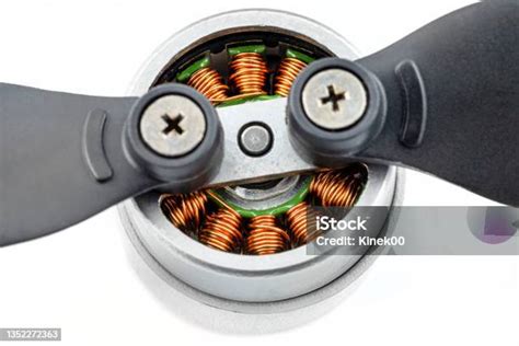 흰색 배경에 분리 된 플라스틱 프로펠러에 연결된 무인 항공기 브러시리스 모터의 매크로 사진 무인 항공기에 대한 스톡 사진 및 기타 이미지 Istock