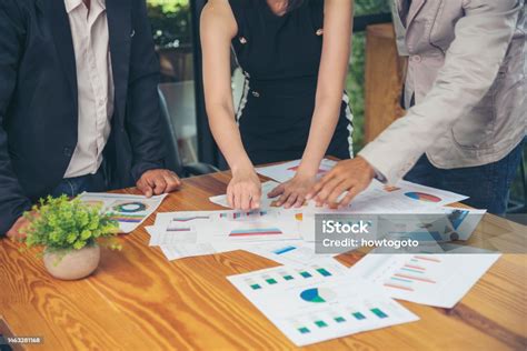 비즈니스 전략 팀 보고서 차트 그래프 인포그래픽 데이터는 재무 보고서 계획을 분석합니다 핸즈 팀 파트너 기획 마케팅 금융 통계 판매 보고서 와 엑셀 스프레드 시트 계정 25