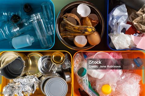 유기농 식품 종이 플라스틱 주석과 같은 다양한 종류의 폐기물과 쓰레기로 채워진 여러 가지 빛깔의 플라스틱 용기 0명에 대한 스톡 사진 및 기타 이미지 Istock