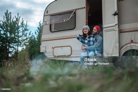 로맨틱 한 부부는 트레일러 집 근처에서 함께 시간을 보내고 모터 홈과 함께 여행 2명에 대한 스톡 사진 및 기타 이미지 2명