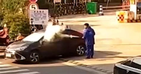 주유소에서 담배 피우는 남성에게 소화기로 응징한 직원