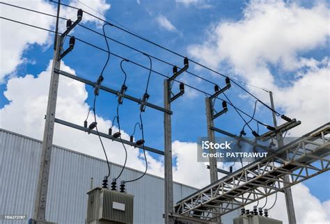 Tiang Dengan Transformator Listrik Dan Kabel Terhubung Peralatan Tegangan Tinggi Di Langit Blu