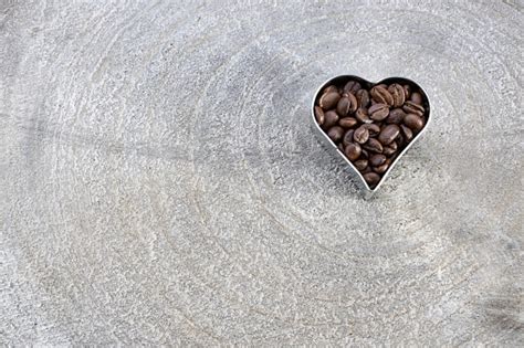 회색 나무 조각에 심장 모양 쿠키 커터로 채워진 커피 콩과 엽서 템플릿 텍스트 공간을 복사 자신의 크리스마스 소원을 넣어 0명에 대한 스톡 사진 및 기타 이미지 Istock