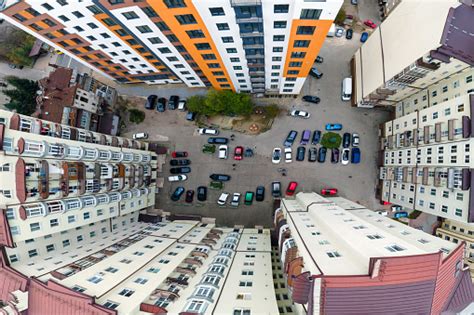 높은 아파트 건물 사이의 주차장에 주차 된 자동차의 공중 보기 거리에 대한 스톡 사진 및 기타 이미지 거리 건물 외관