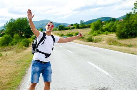 히 치 하이킹 여행자 하려고 산악도로에서 자동차를 중지 가방에 대한 스톡 사진 및 기타 이미지 가방 개념 개념과 주제 Istock