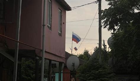 ჩაქვში ერთ ერთ სახლზე რუსეთის დროშა ფრიალებს „მილიონჯერ დავგუგლე ხო არ მეშლება ფერები თქო