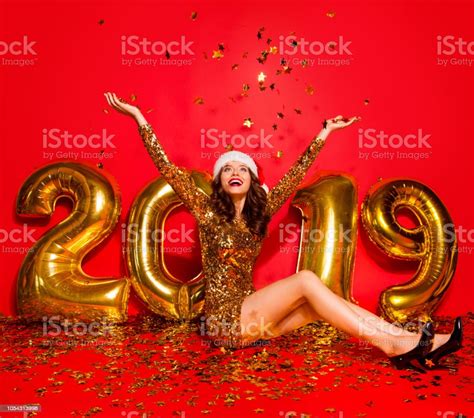 전체 길이 다리 몸 부주의 평온한 꿈 샤 프 펌프 Stilettos 꿈꾸는 여자에 고립 된 밝은 빨간색 배경 위로 바닥 제기 손에 현대 파 Hairdro 앉아 크기 초상화