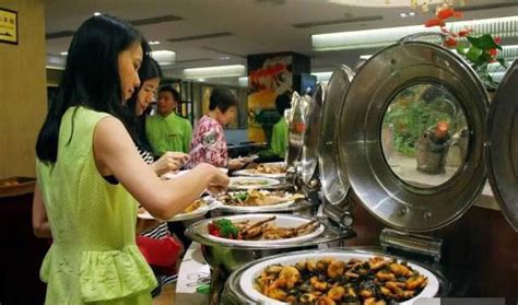 韩国人吃中国自助餐，猛吃这种食物，把自助餐老板乐坏了水果