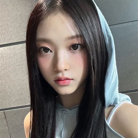 ݁ ︎ Cute Jeans Pretty People Kpop Girls