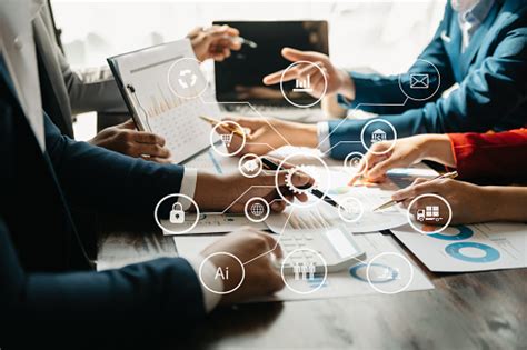 비즈니스 팀은 새로운 시작 프로젝트를 수행하는 전문 투자자를 제시합니다 디지털 태블릿 노트북 컴퓨터 재무 관리자가 가상 아이콘에서 디지털 마케팅 미디어와 만나고 있습니다