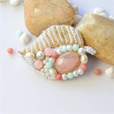 Perlenstickerei schmuck, Perlen basteln, Perlen brosche