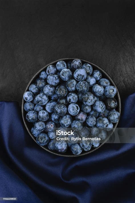파란 직물 및 복사 공간을 가진 까만 돌 배경에 둥근 및 까만 주철 그릇에 있는 블루베리 0명에 대한 스톡 사진 및 기타 이미지 0명 개념 개념과 주제 Istock