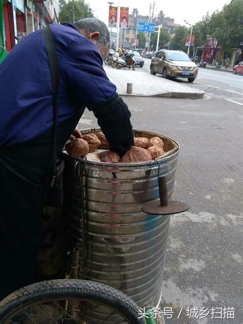 73歲農村老漢街頭賣烤紅薯站一天腰酸腿疼你猜一天能賺多少錢 每日頭條