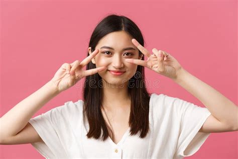 Emociones De La Gente De Belleza Y Concepto De Ocio De Verano Linda Y T Mida Chica Japonesa Que