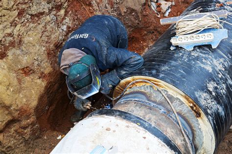 오데사 우크라이나 10 월 11 2016 난방 덕트의 수리 작업자 전기 용접 및 가스 용접에 의해 만들어진 용접기는 발굴 트렌치의 깊이에서 대형 철 파이프에 용접 강철에