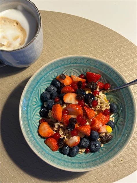 과일 딸기 박스 손 손 인간의 손 수직 쐈어 신선한 여름 여성 위에서 내려다 본 정원에 관한 무료 스톡 사진