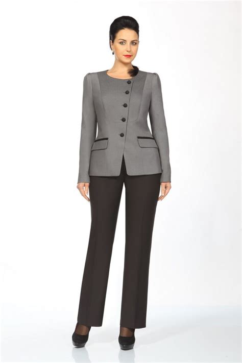 Модні костюми для повних жінок ділові святкові та домашні