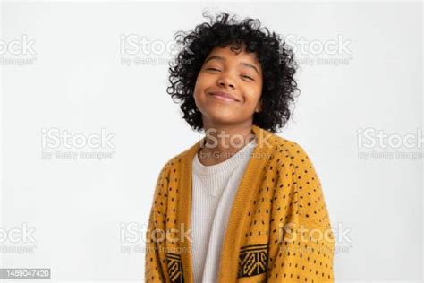 아프리카 헤어스타일을 한 아름다운 아프리카계 미국인 소녀는 복사 공간이 있는 흰색 배경에 고립되어 웃고 있다 곱슬머리를 가진 젊은 아프리카 여자가 웃고 있다 자유 행복 평온