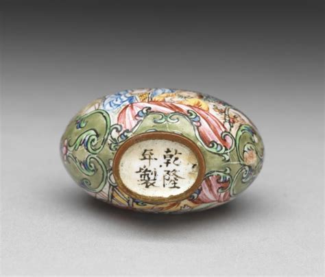 清乾隆 铜胎画珐琅西洋母子鼻烟壶底部 台北故宫博物院馆藏 古玩图集网