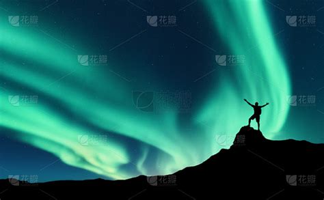 极光 北极光 幸福 夜晚 山顶 星星 挪威 天空 男人 手臂