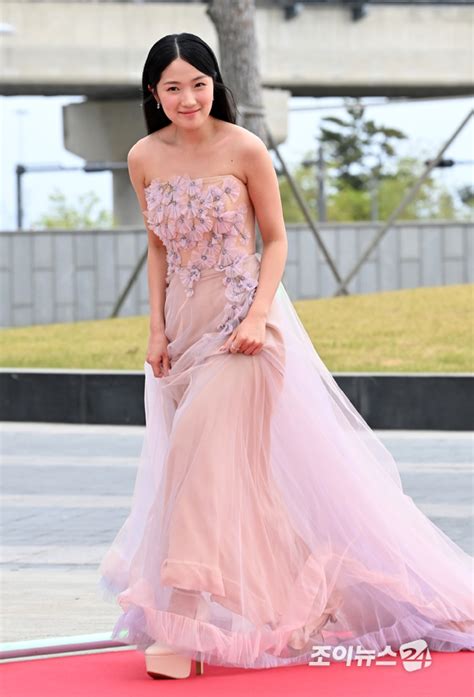 포토 김혜윤 인사를 꾸벅