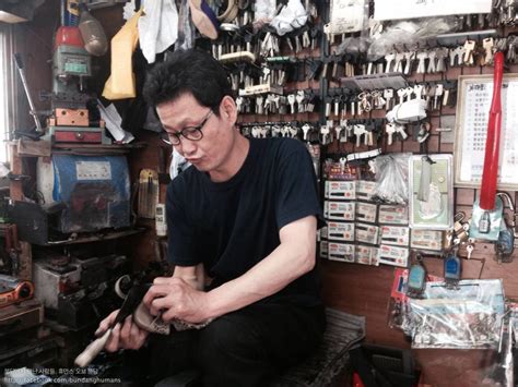 Humans Of Bundang 여기서 9년째 이 일하고 있어 사람들이 딴 일 말고 나보고 이 일만 하다 여기서 죽으라 하더라 사람 만나는게 좋아서 하는 거지 돈