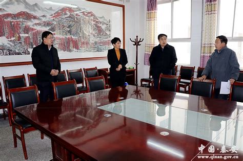 王东红、程江芬检查秦安县一中冬季供暖工作图 天水在线