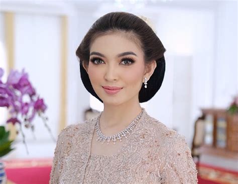 5 Potret Cantik Selvi Ananda Dalam Berbagai Busana Di Pernikahan Kaesang Dan Erina Okezone Women