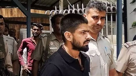 గ్యాంగ్ స్టర్ లారెన్స్ బిష్ణోయ్ కు అస్వస్థత హాస్పిటల్ కు తరలించిన జైలు అధికారులు Gangster