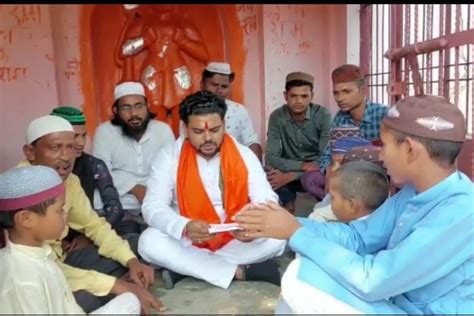 Aligarh हिंदु युवक ने मुस्लिम समुदाय के लोगों से मंदिर में करवाया