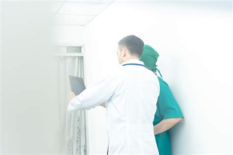 병원에서 엑스레이 필름으로 컨설팅 전문 의사 남자 의료 팀의 팀워크 건강 관리 및 팀워크 의료 개념 2명에 대한 스톡 사진 및 기타 이미지 Istock