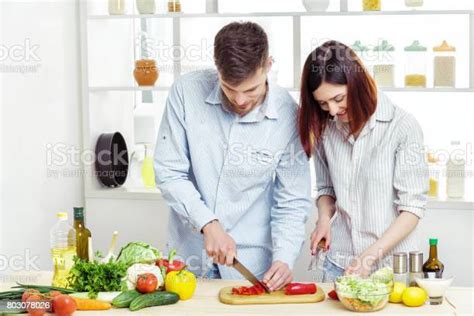 주방에서 신선한 야채의 건강 한 샐러드를 준비 하는 행복 한 부부 사랑 2명에 대한 스톡 사진 및 기타 이미지 2명 가정 생활 건강한 생활방식 Istock