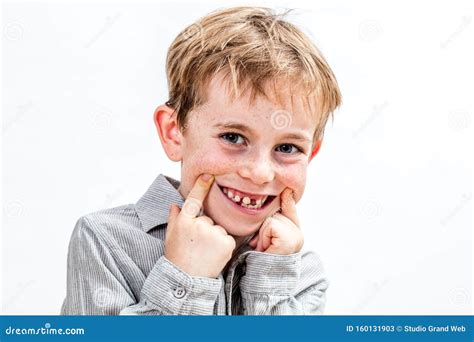 Joyeux Enfant Qui Rit Qui Se Branle Qui Joue Avec Un Faux Sourire Sans Dent Image Stock