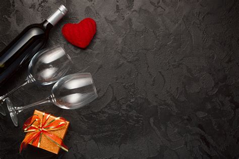 발렌타인 데이 로맨틱 인사말 카드입니다 와인 병 두 개의 안경 및 돌에 장식적인 빨간 심장이 있는 선물 상자 여유 공간 0명에 대한 스톡 사진 및 기타 이미지 Istock