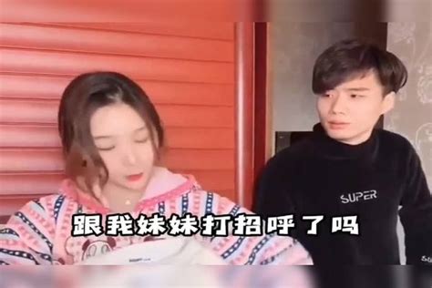 这姐姐也太厉害了，直接把弟弟的头按在床上幸好老爸及时解救