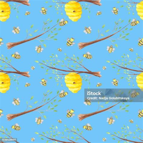 꿀벌과 벌집은 파란색 배경에 매끄러운 패턴으로 나뭇가지에 있습니다 수채화 벌집과 꿀벌 끝없는 프린트 만화 스타일의 손으로 그린 꿀벌 집 일러스트 화려한 벽지 벌에 대한 스톡