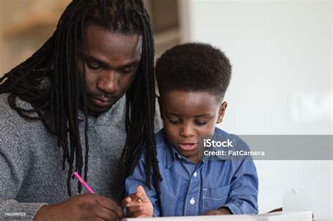 아프리카계 미국인 아빠는 그의 취학 연령 아들과 함께 부엌 테이블에서 그립니다 2명에 대한 스톡 사진 및 기타 이미지 2명 가정 생활 가족 Istock