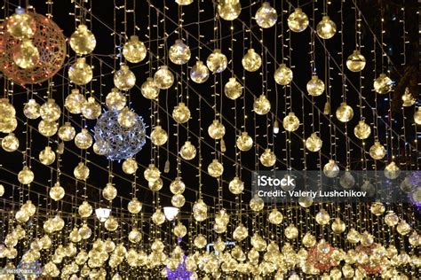 거리에 아름답고 밝은 Led 조명 Led 램프의 교수형 화환 대형 램프 0명에 대한 스톡 사진 및 기타 이미지 0명 갈란드 장식품 거리 Istock