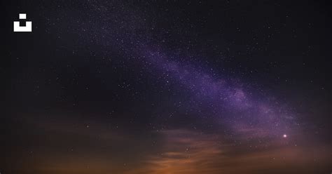 밤하늘은 바다 위의 별들로 가득 차 있습니다 사진 Unsplash의 무료 뉴 롬니 이미지