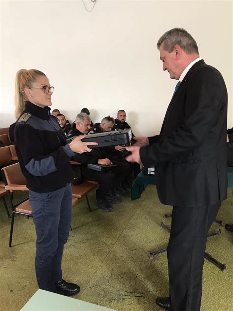 Николай Николов връчи нови служебни пистолети „Валтер“ в ОДМВР Варна Информационна агенция ПИК