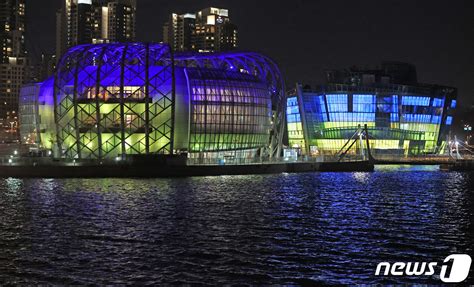 우크라이나 국기 색으로 물든 한강 뉴스1