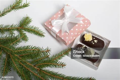 선물 상자에 케이크 감자 버터 크림으로 장식되어 있습니다 흰색 배경에 가문비 나무 가지 옆에 클로즈업을 촬영했습니다 0명에 대한 스톡 사진 및 기타 이미지 Istock