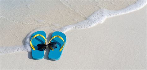 몰디브의 바다를 배경으로 해변에서 플립 플롭과 선글라스 몰디브에 대한 스톡 사진 및 기타 이미지 몰디브 해변 3 명 Istock