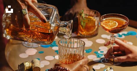 음료를 마시며 테이블에 둘러앉은 한 무리의 사람들 사진 Unsplash의 무료 Ourwhisky 아워위스키 이미지