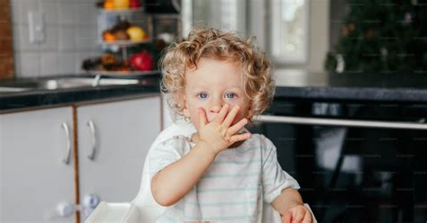 귀여운 백인 아기가 집에서 잘 익은 붉은 과일을 먹고 있다 부엌에서 신선한 딸기와 함께 높은 의자에 앉아 있는 재미있는 아이 아이 유아 어린이를위한 보충 건강 핑거 푸드