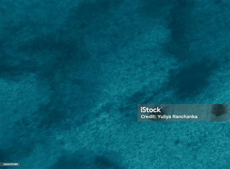 깊은 파란색 질감의 추상적인 수채화 배경입니다 벡터 일러스트 레이 션입니다 그런지 이미지 기법에 대한 스톡 벡터 아트 및 기타 이미지 그런지 이미지 기법 깊은 단일