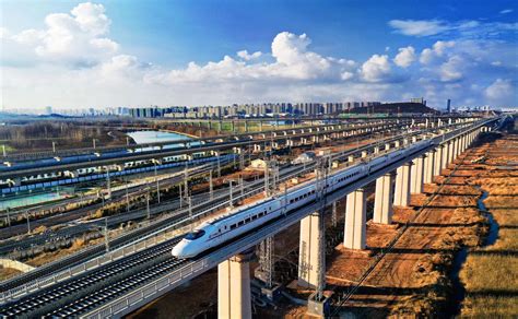 铁路上海站迎来返程客流，地铁加开定点加班车