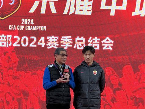 徐根宝祝贺海港拿下双冠王，王燊超为其戴上足协杯冠军奖牌